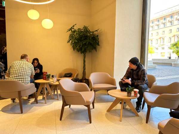 Starbucks Comes to Piazza San Silvestro – The Spanish Steps Apartment ...